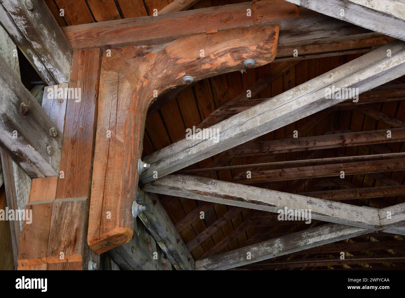 Covered bridge construction detail Struts made of one piece curved ...