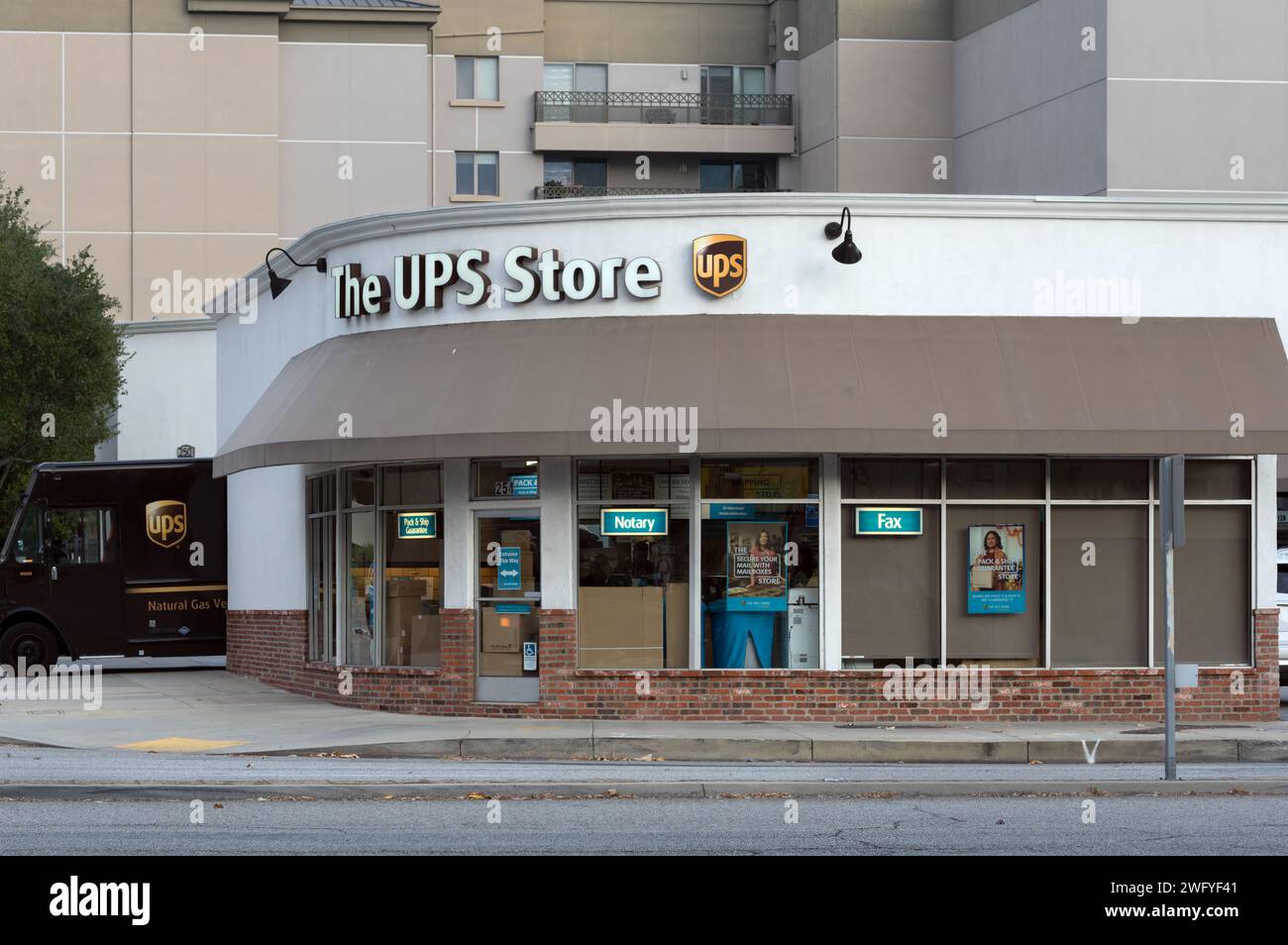 The ups store hi-res stock photography and images - Alamy