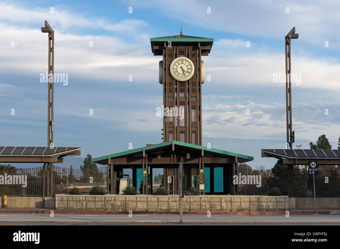 Metro rail station hi-res stock photography and images - Alamy