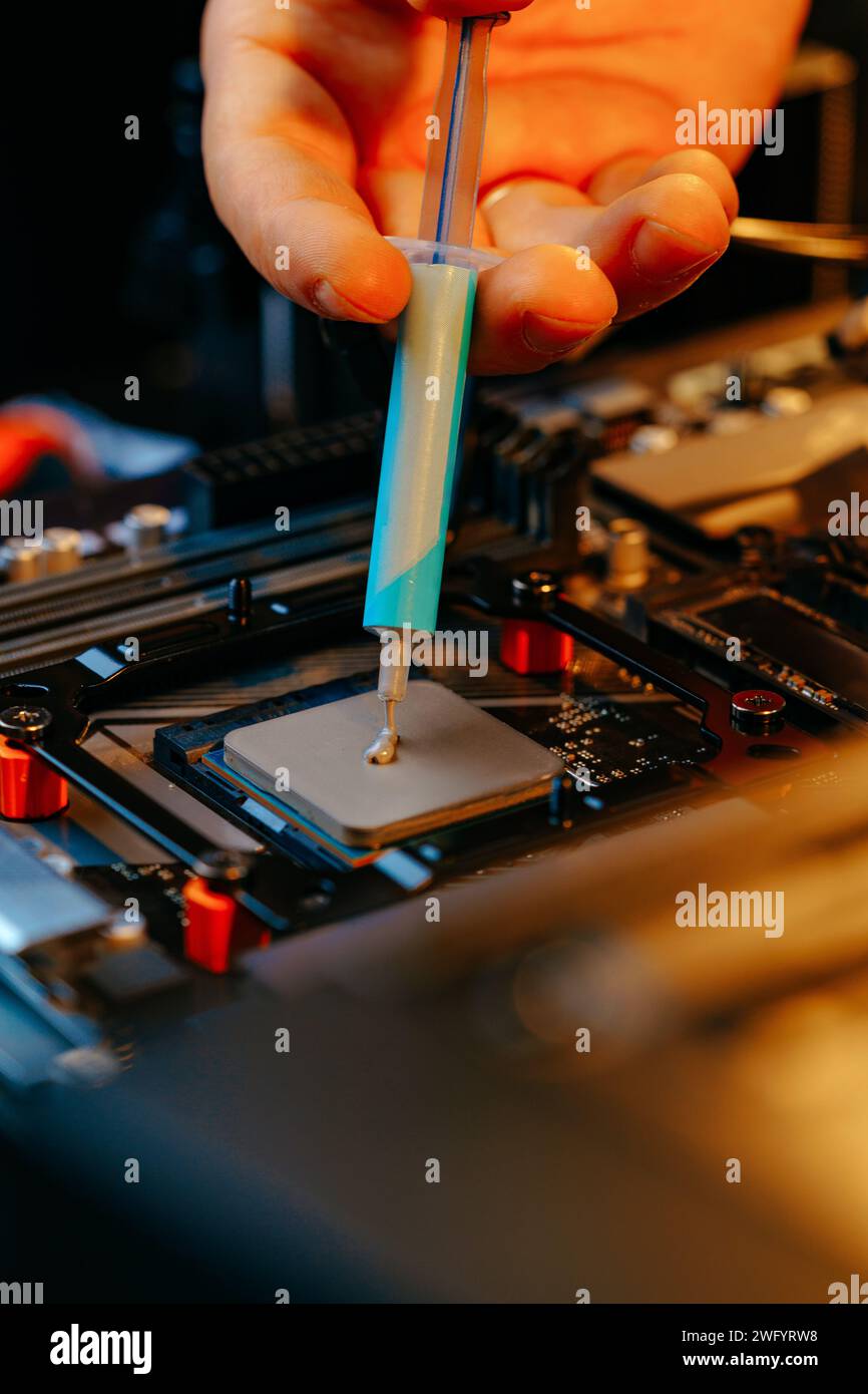 Applying thermal paste to a computer processor Stock Photo - Alamy