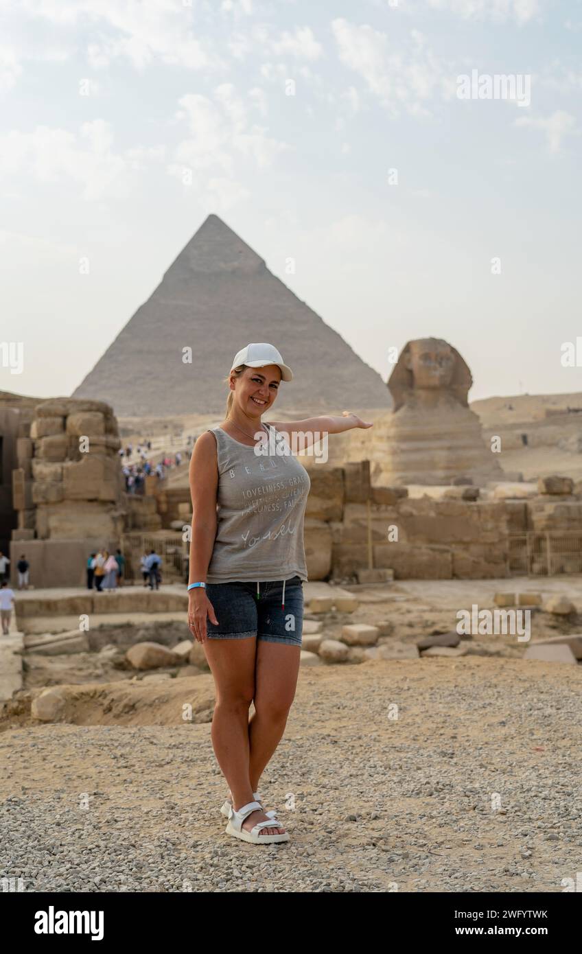 Girl pyramid egypt hi-res stock photography and images - Alamy