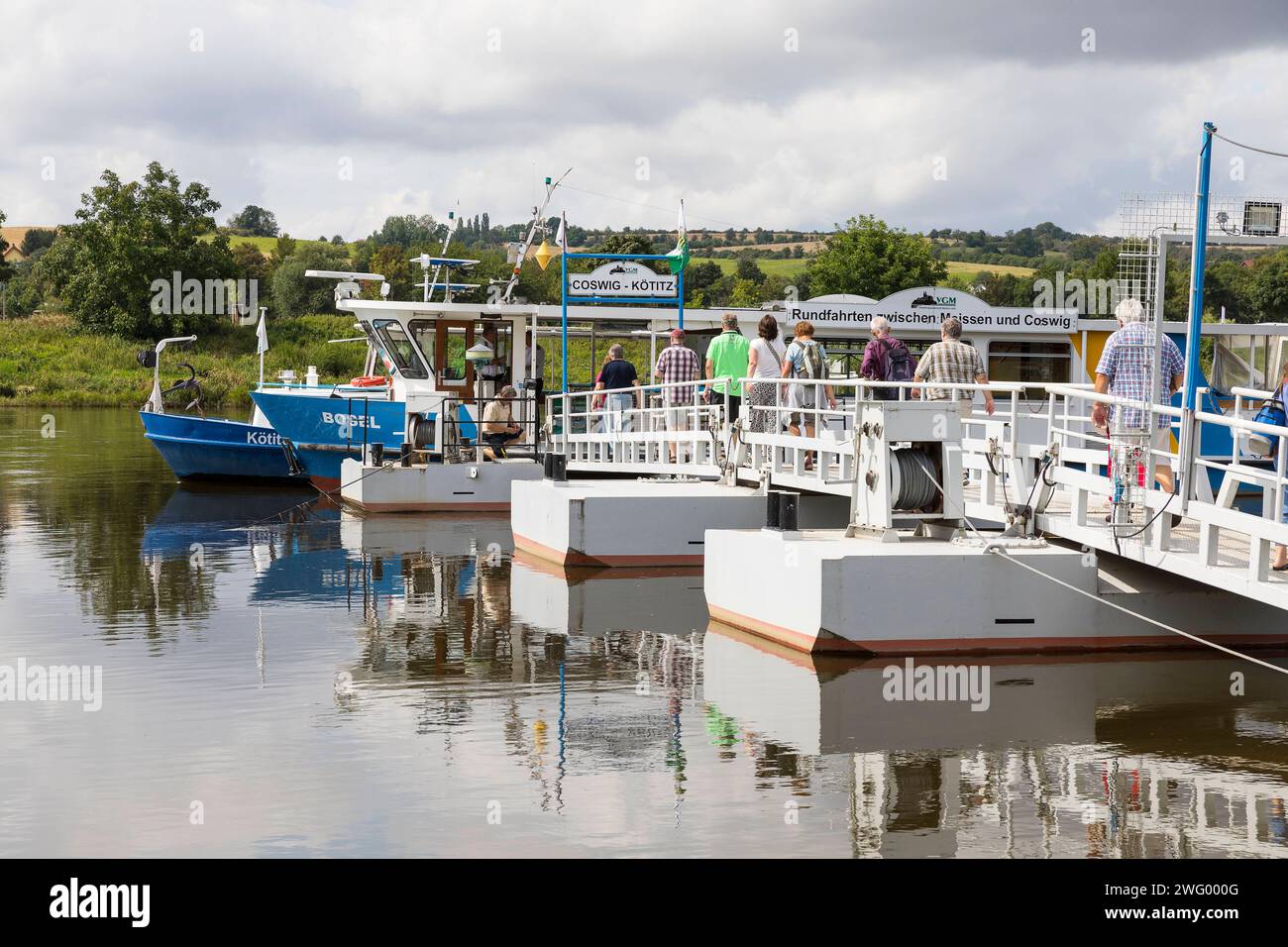 Menschen beim Zustieg zur Fähre und Ausflugsschiff Bosel am Fähranleger ...