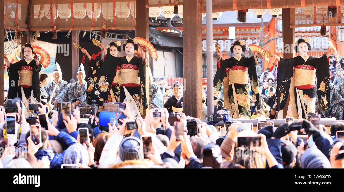 Geisha and maiko throw beans during the Setsubun Festival, the bean ...