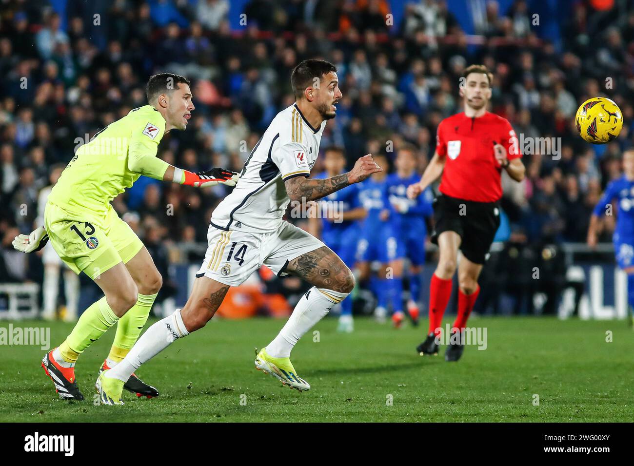 David Soria of Getafe and Joselu Mato of Real Madrid during the Spanish ...