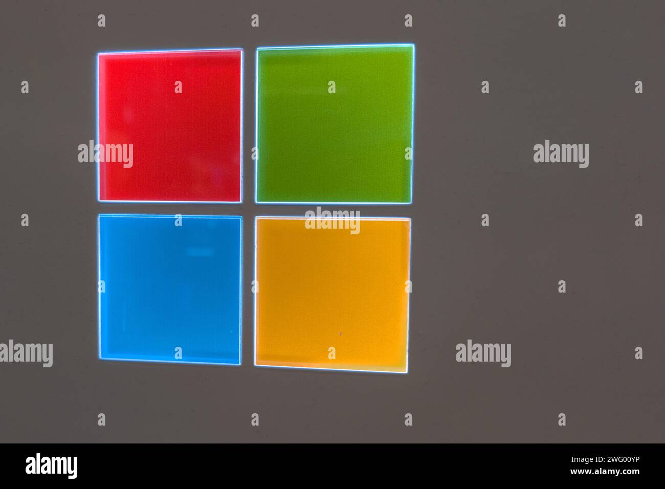 Microsoft windows 11 box hi-res stock photography and images - Alamy