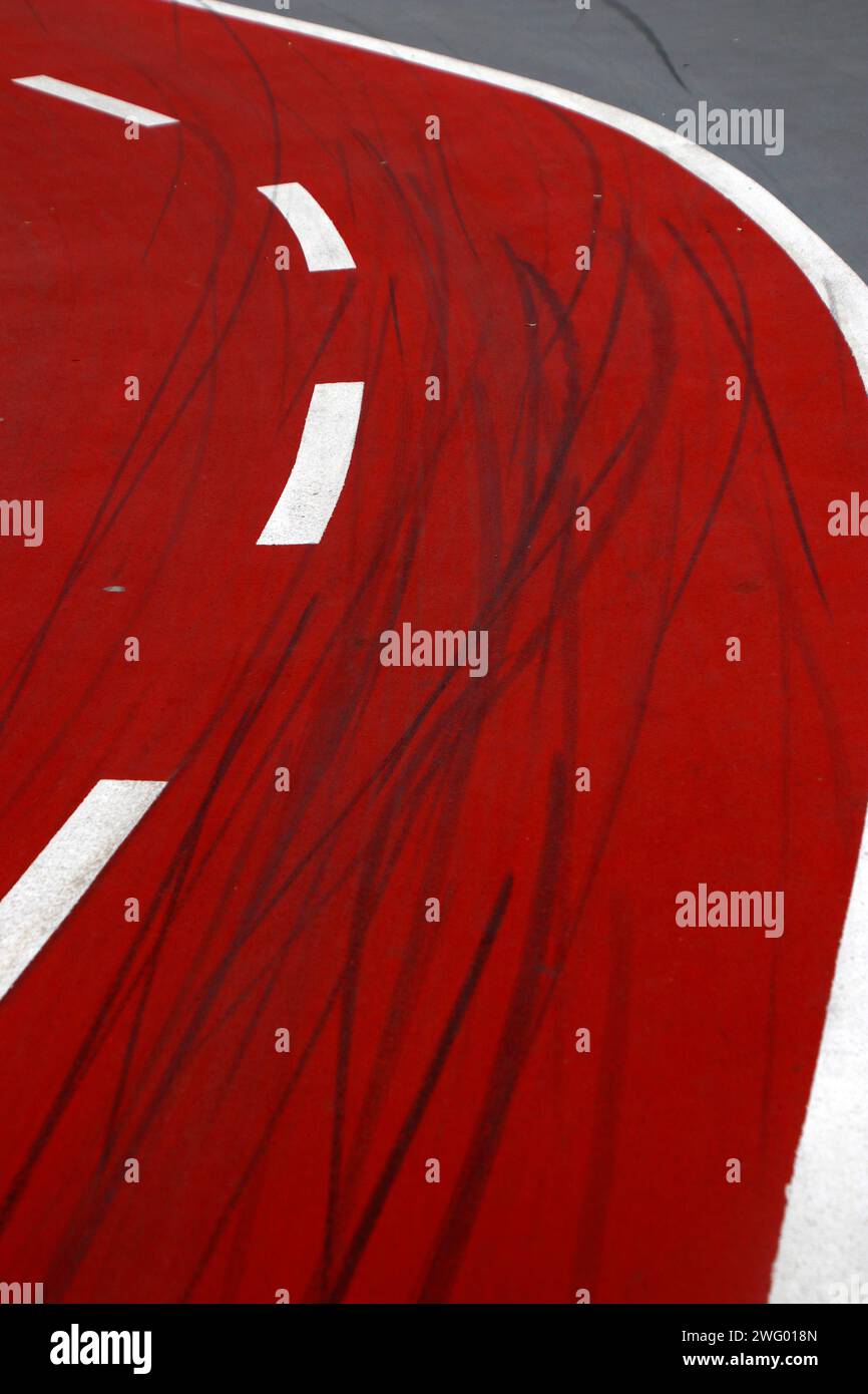 Curb markings hi-res stock photography and images - Alamy