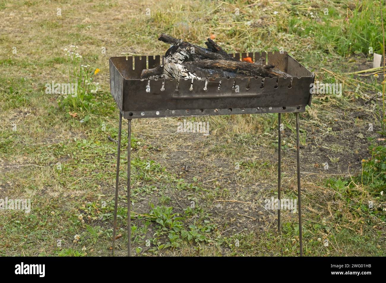 Orange fire burns in grill hi-res stock photography and images - Alamy