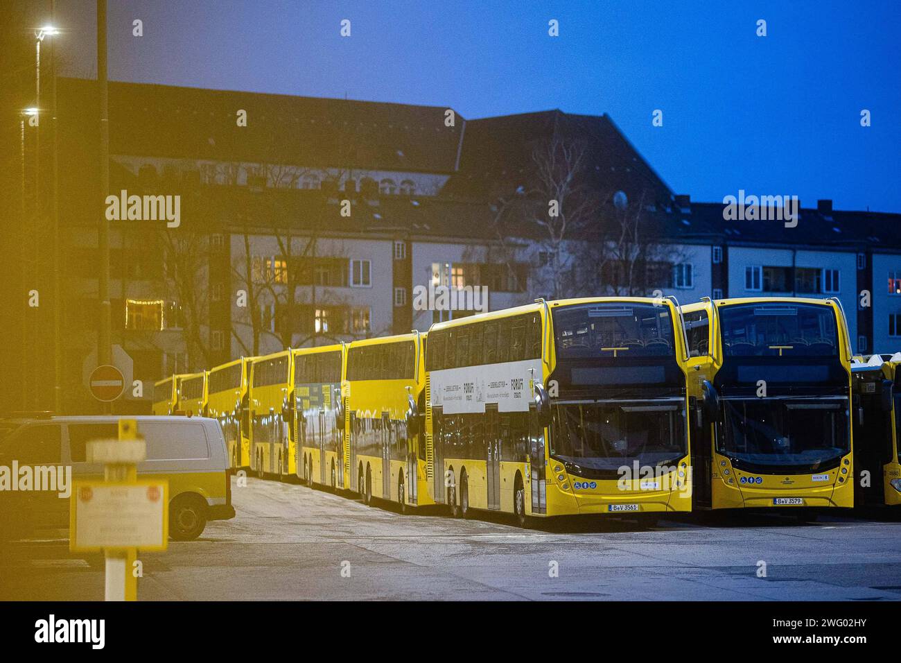 Busse auf dem Busbahnhof Cicerostr. Warnstreik der Gewerkschaft ver.di ...