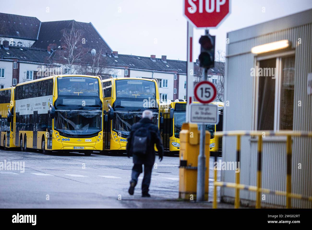 Busse auf dem Busbahnhof Cicerostr. Warnstreik der Gewerkschaft ver.di ...