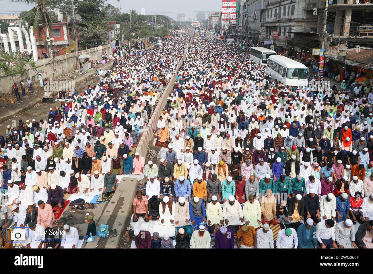 Huge gathering of devotees hi-res stock photography and images - Alamy