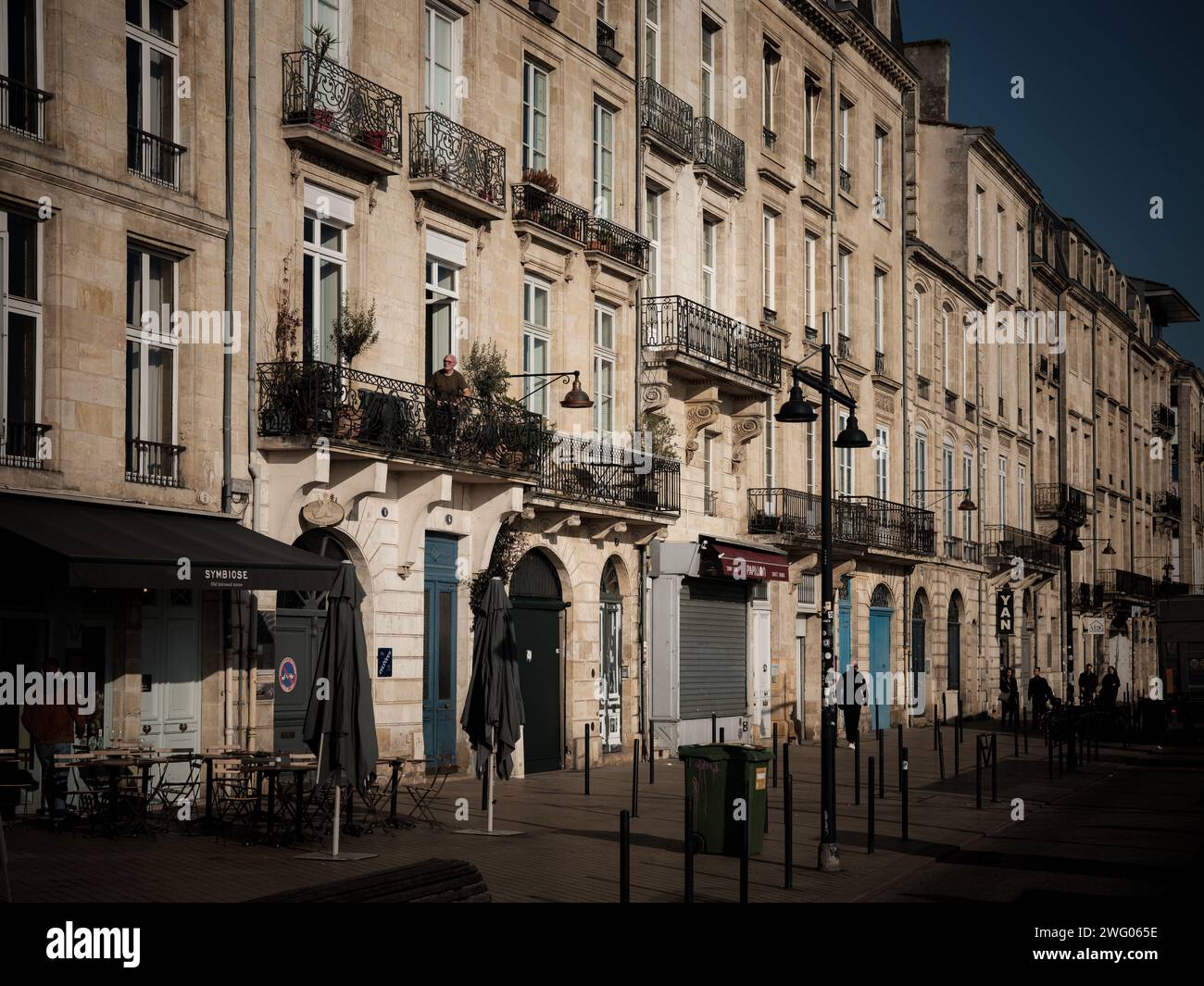 Daily life as seen in the streets of Bordeaux on a sunny winter's day ...