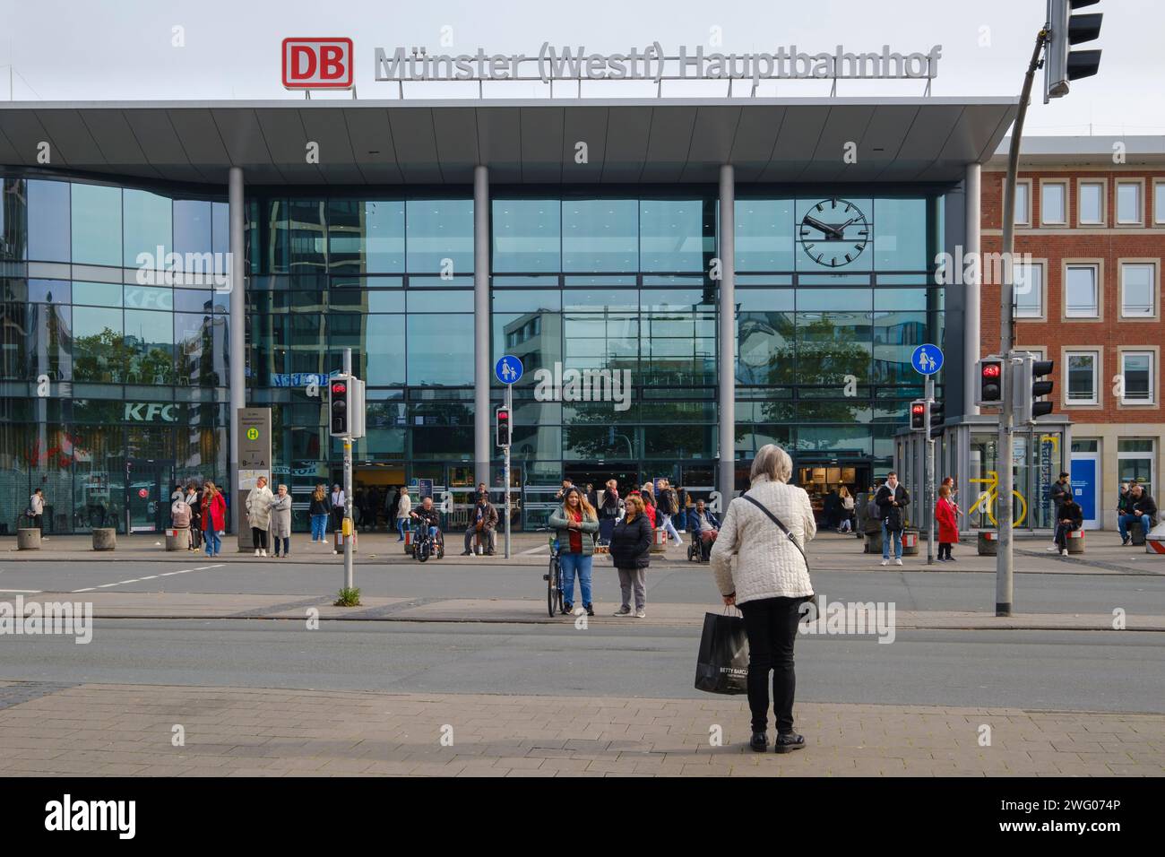 Db main station hi-res stock photography and images - Alamy
