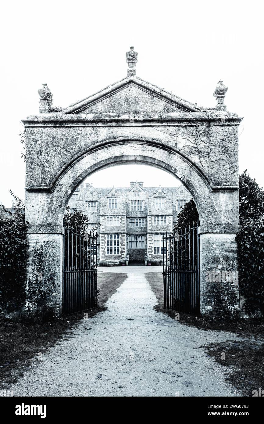English mansion house gates hi-res stock photography and images - Alamy