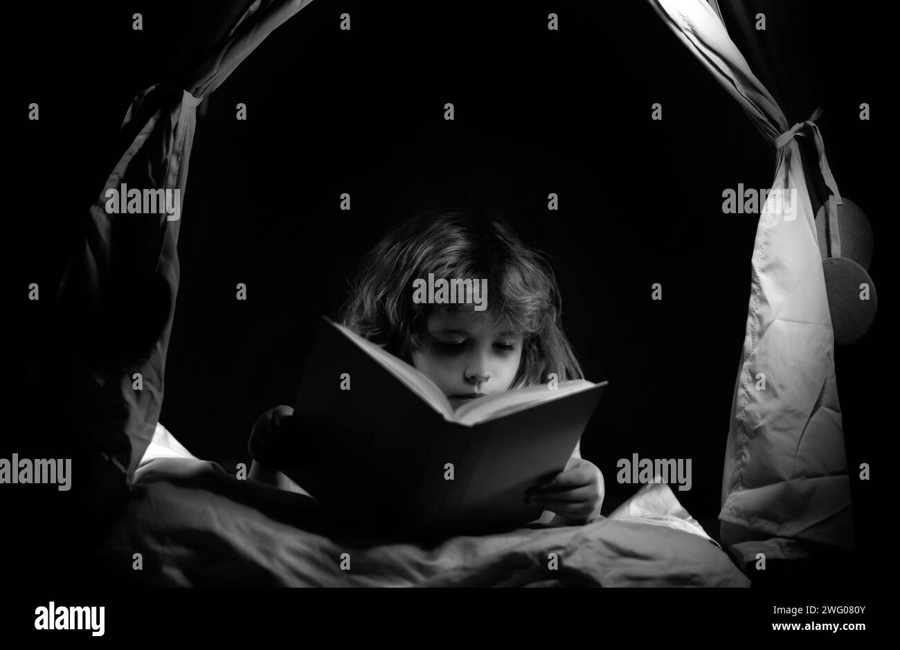 Kids reading books. Dreaming child in kids tent read bedtime stories ...