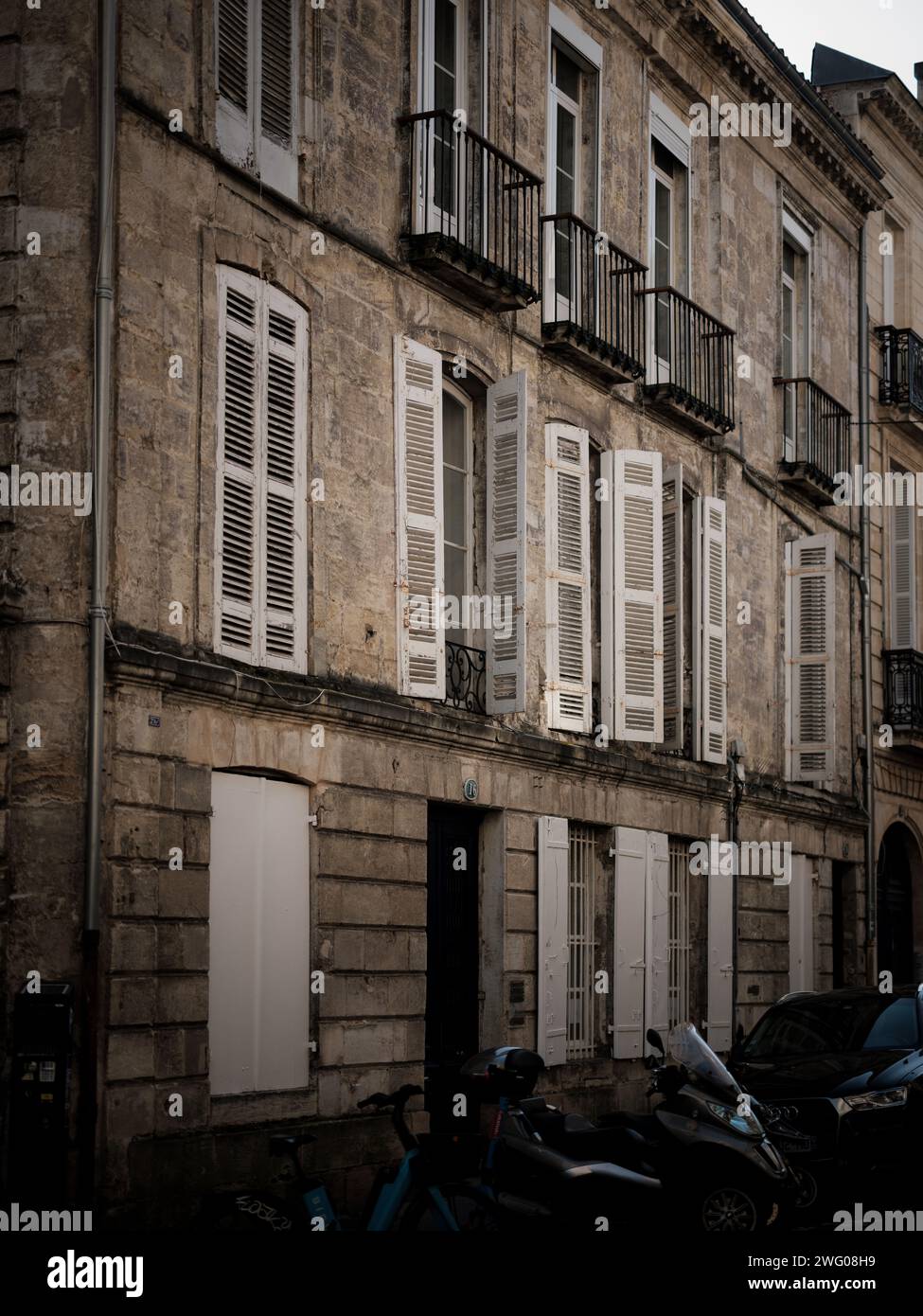 Daily life as seen in the streets of Bordeaux on a sunny winter's day ...