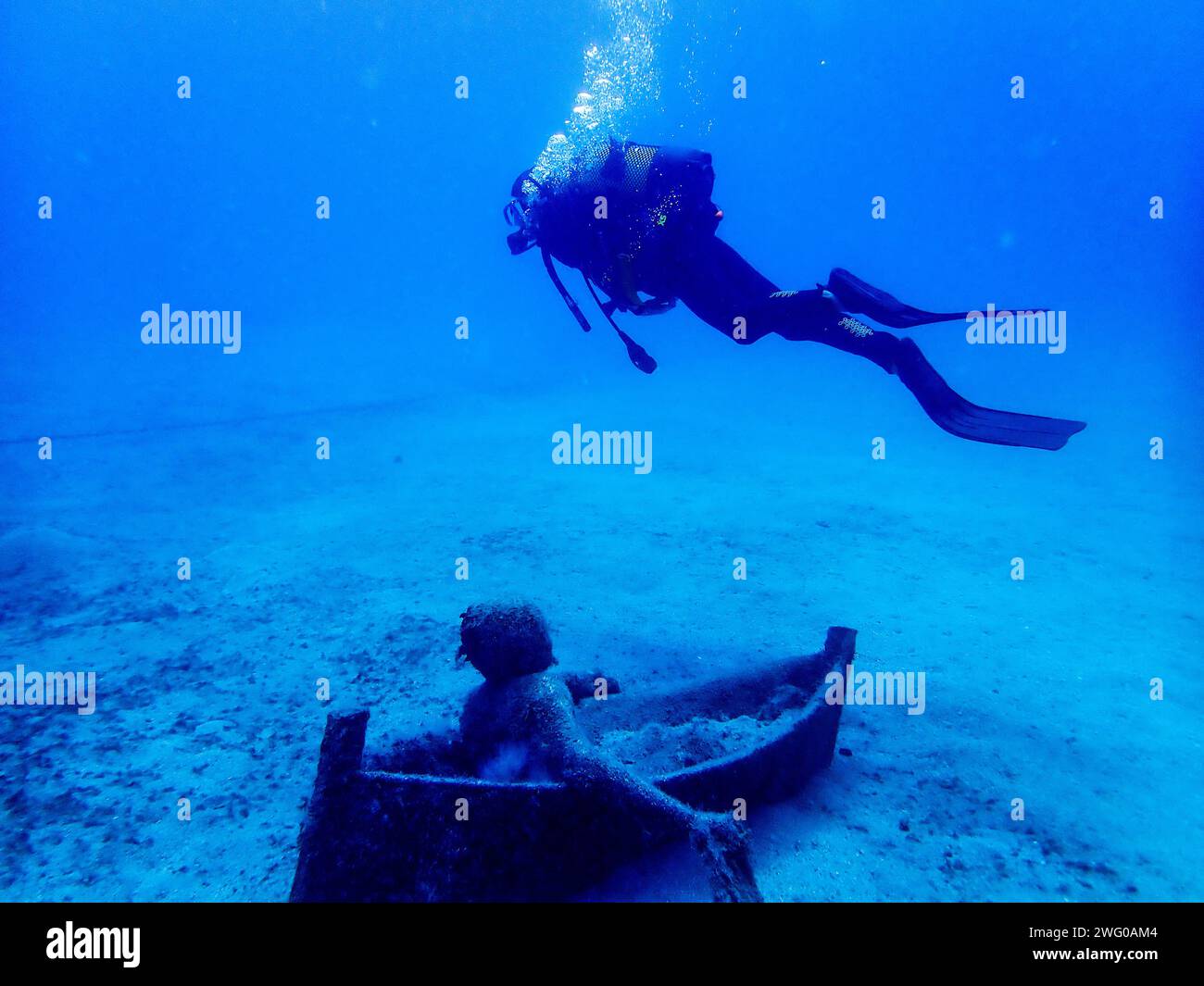 Diver explores the mesmerizing world beneath Lanzarote's azure waves ...
