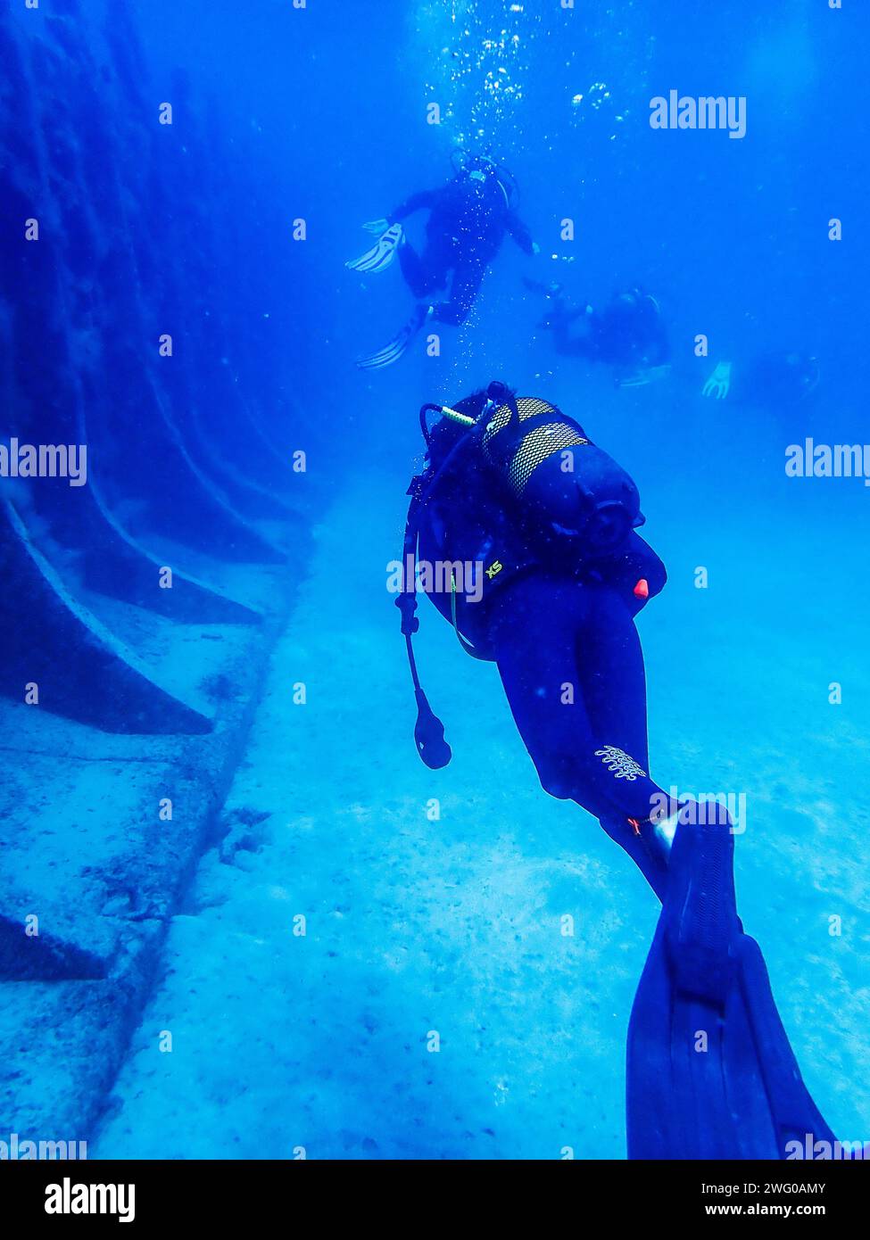 Divers explore Lanzarote's submerged wall, unveiling the azure wonders ...