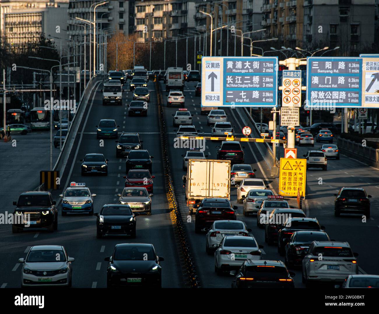 Streets crowded with cars and buses hi-res stock photography and images ...