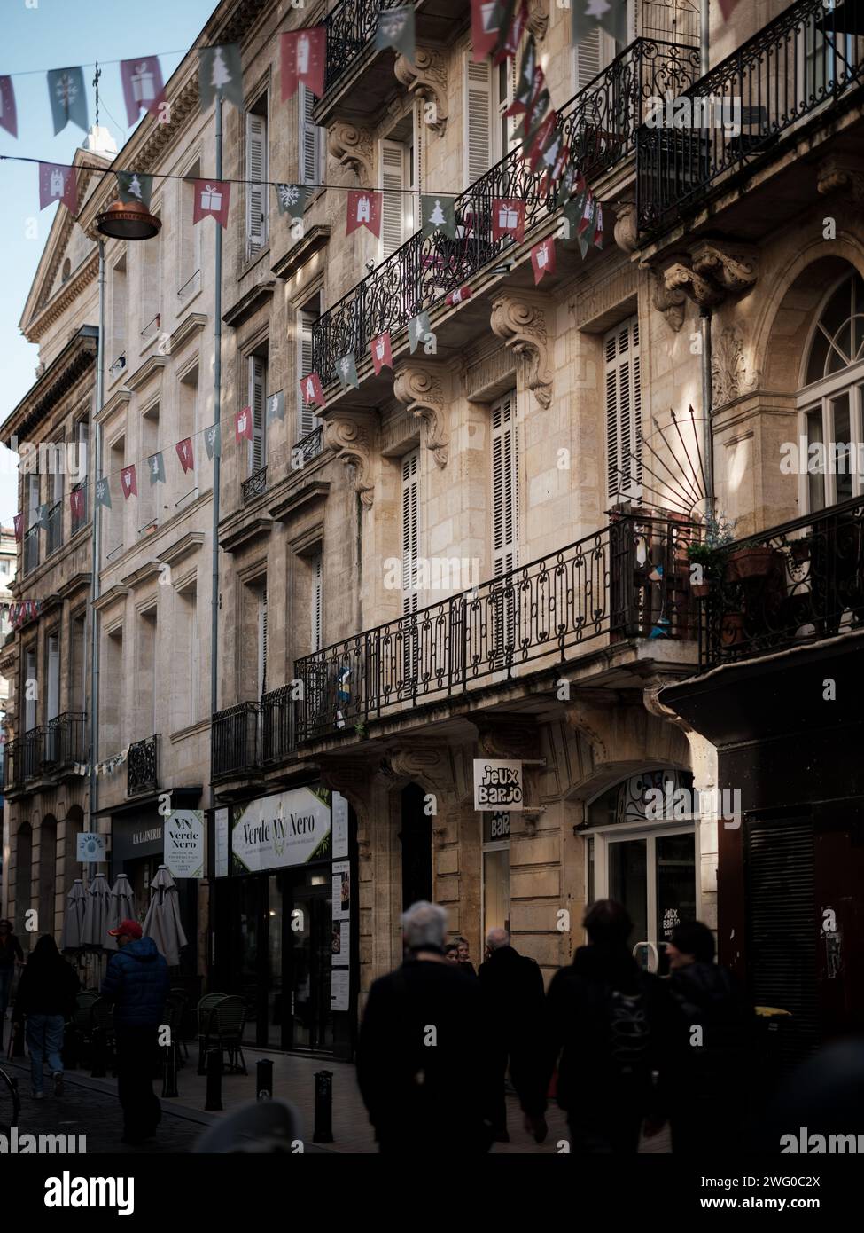 Daily life as seen in the streets of Bordeaux on a sunny winter's day ...
