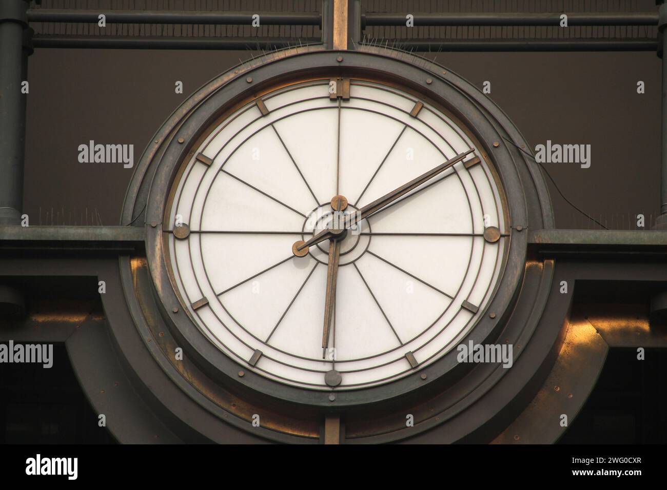 Round clock hi-res stock photography and images - Alamy