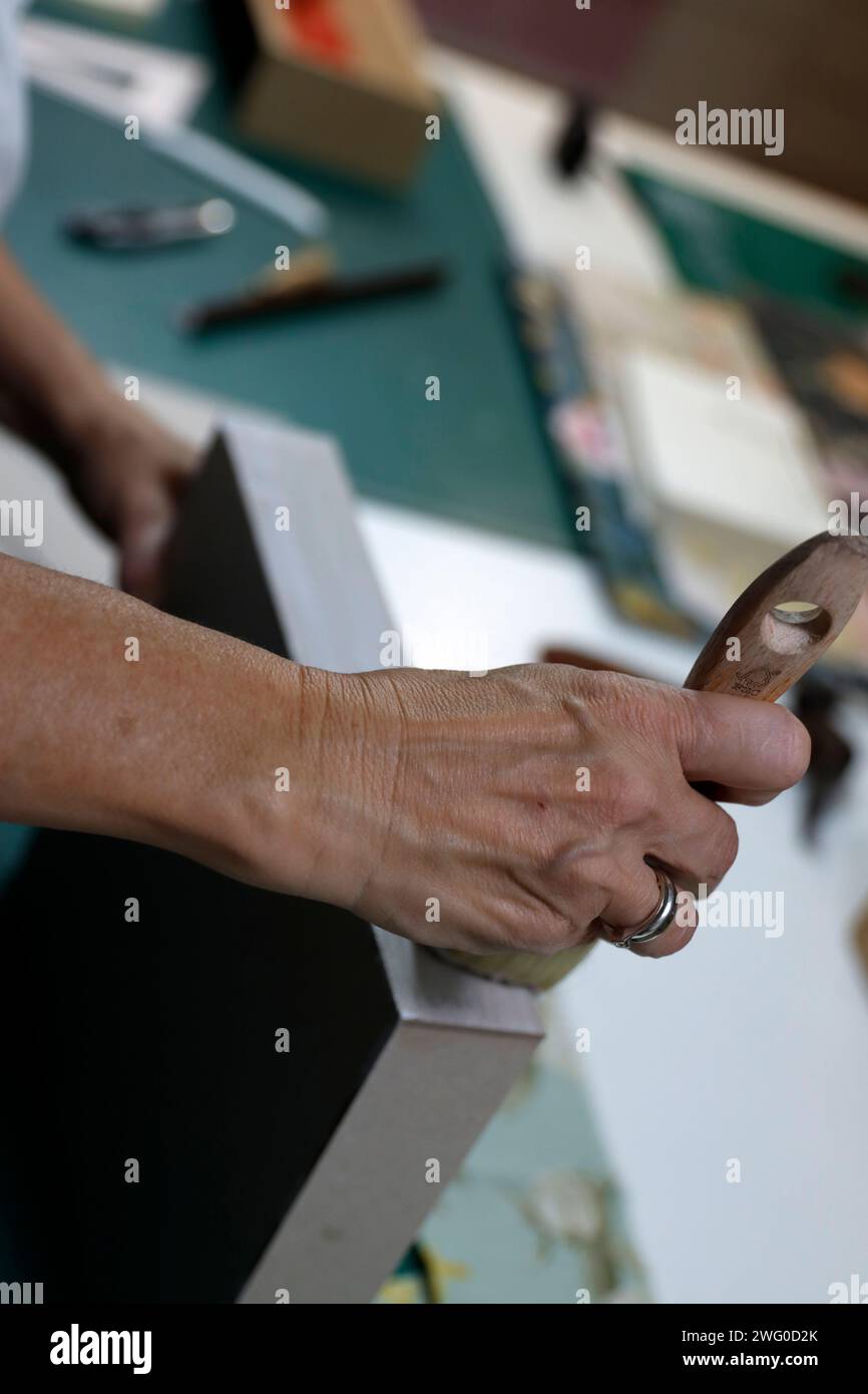 Man using knife hi-res stock photography and images - Alamy