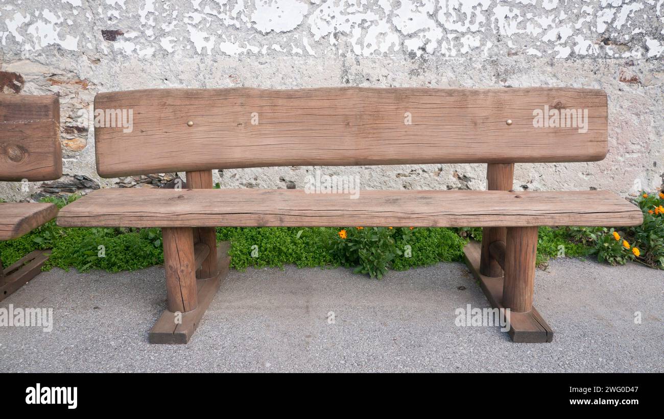 Simple bench hi-res stock photography and images - Alamy