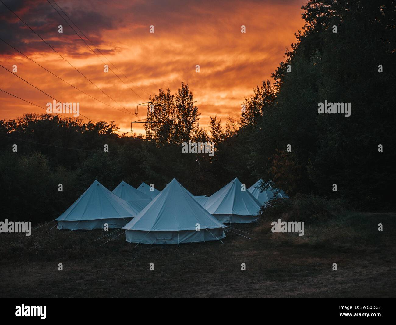 White tents hi-res stock photography and images - Alamy
