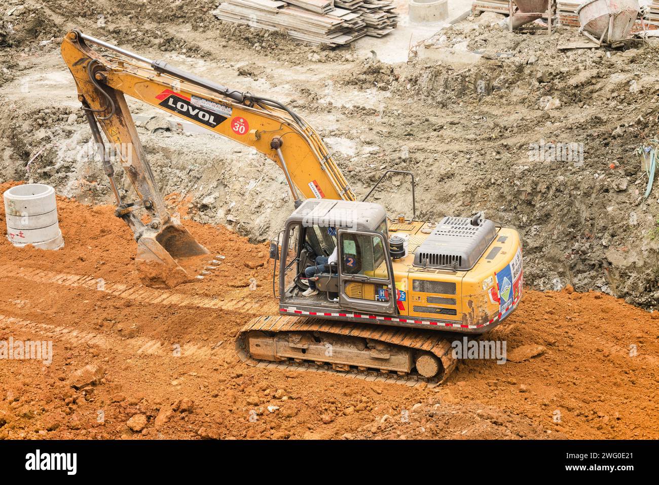 Excavator digging the land Stock Photo - Alamy