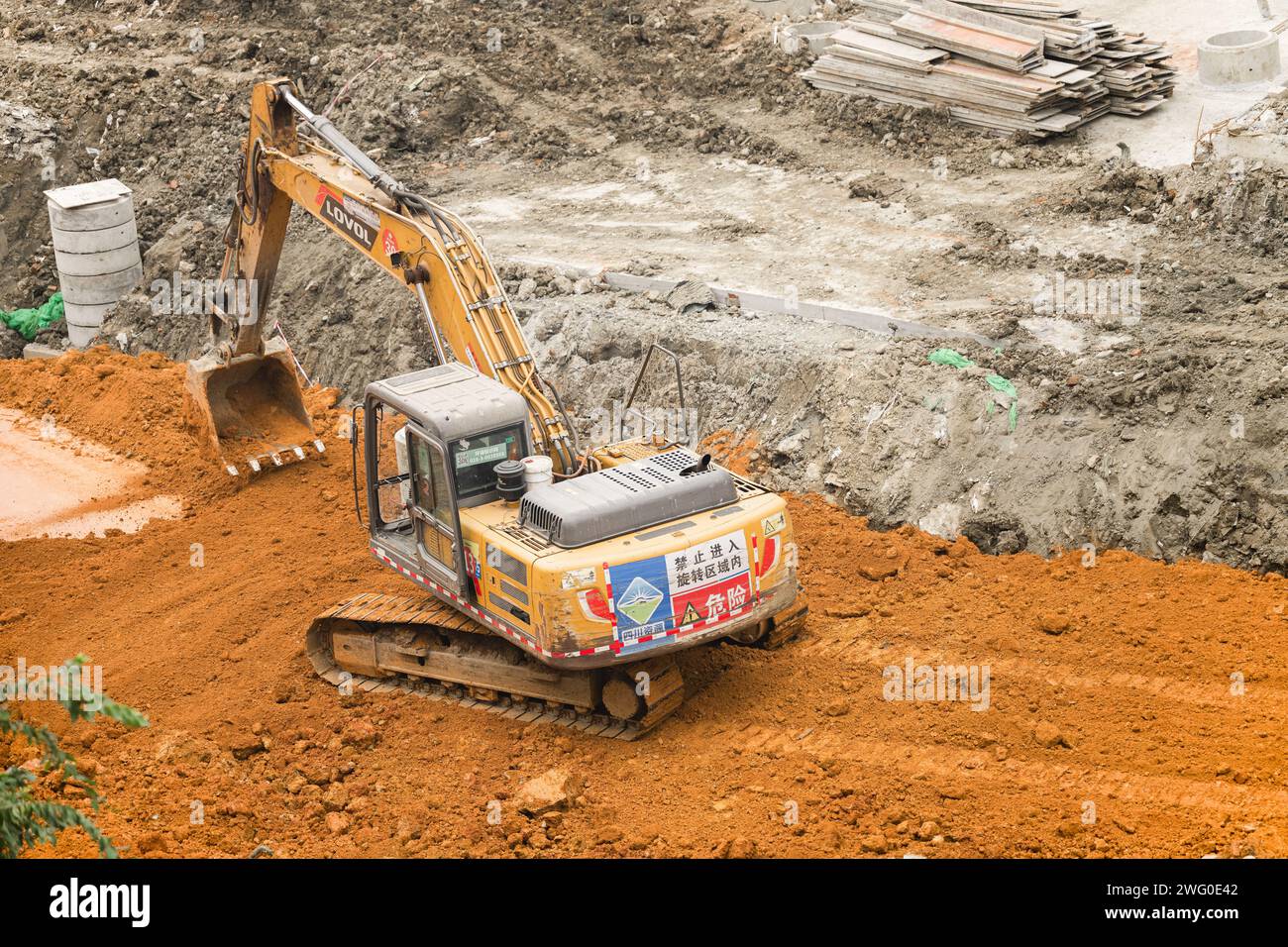 Excavator digging the land Stock Photo - Alamy