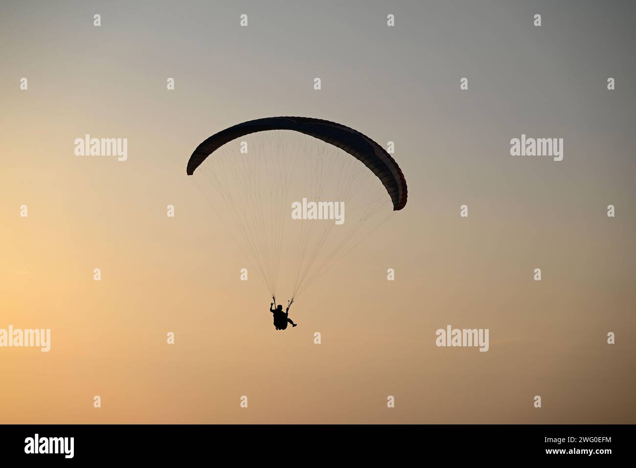 Silhouette of paraglider hi-res stock photography and images - Alamy