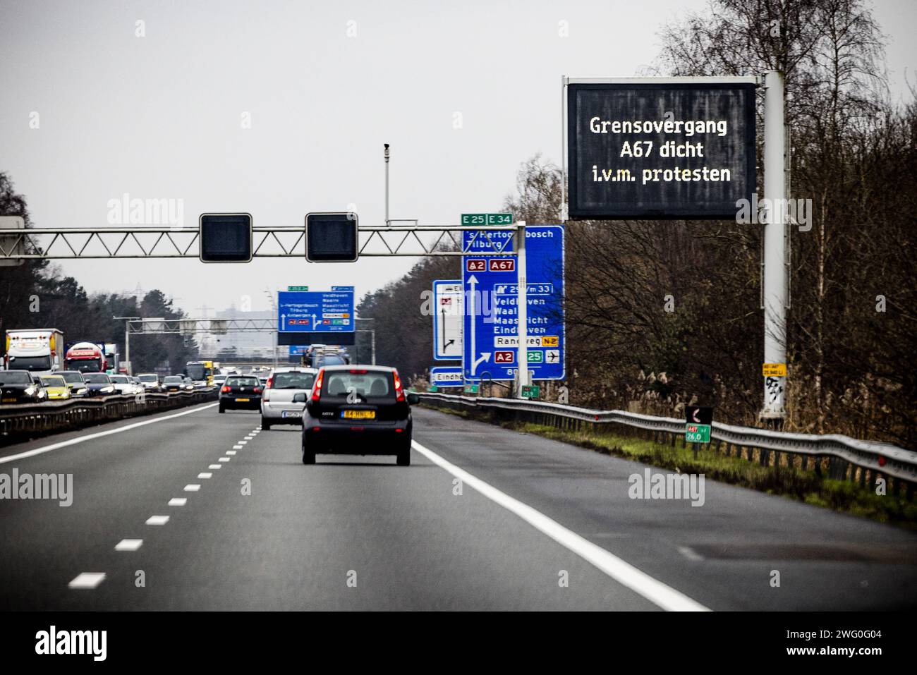 EINDHOVEN - A matrix sign indicates that the A67 border crossing is ...