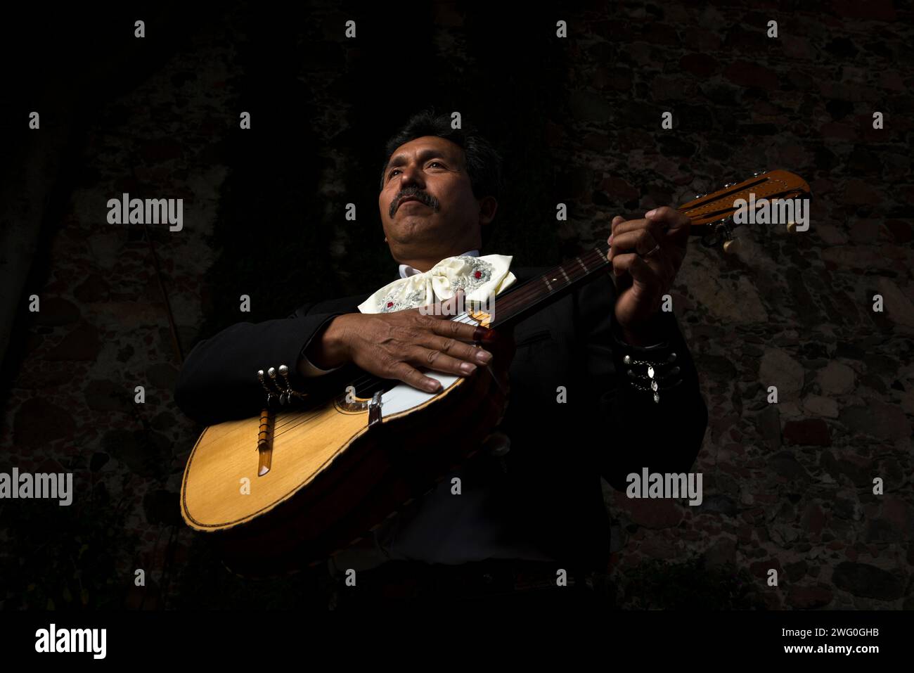 Mexican string instrument hi-res stock photography and images - Alamy