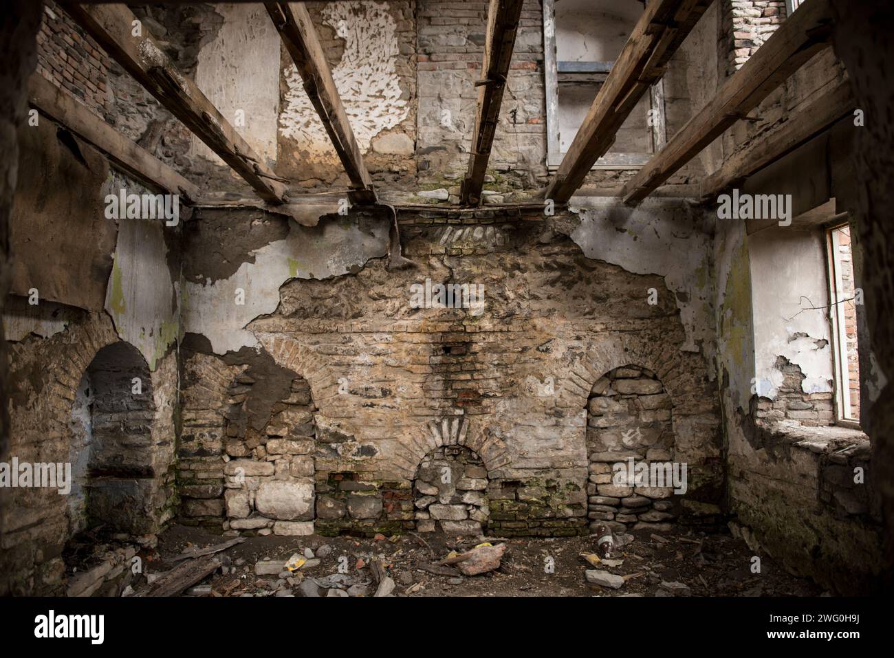 Earthquake Damaged House Stock Photo - Alamy