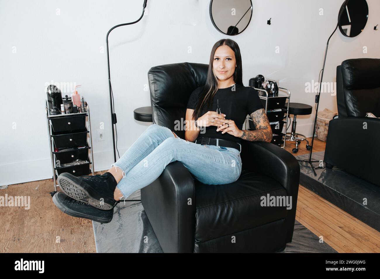 Smiling eyelash tech with tools, stylish beauty at work Stock Photo - Alamy