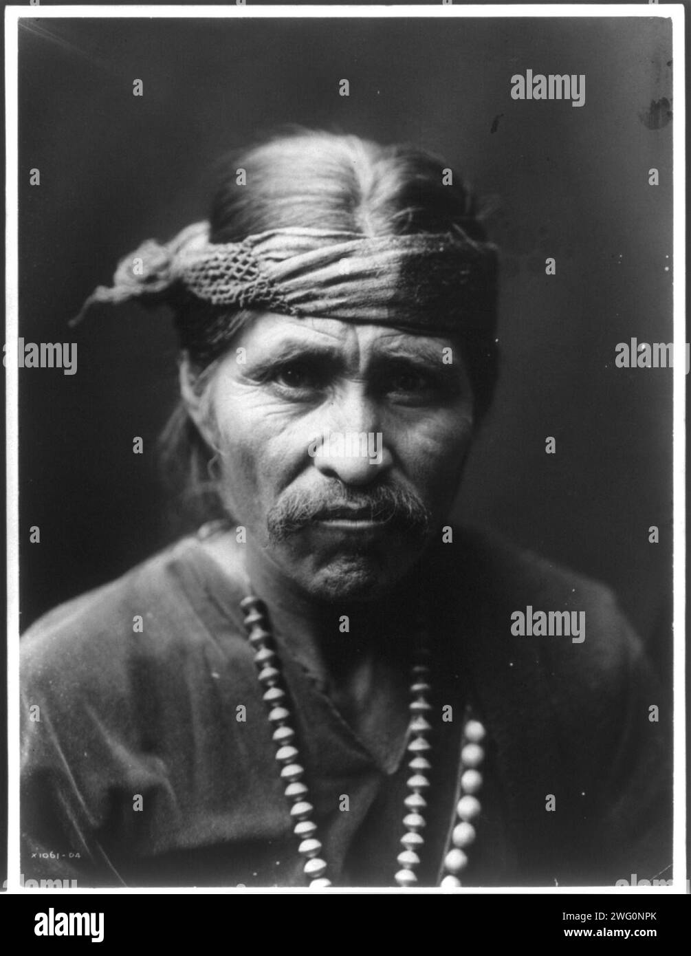 Native american indian headband Black and White Stock Photos & Images ...