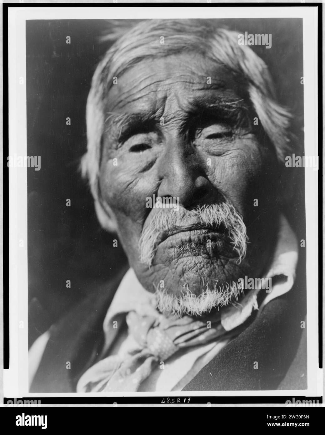 1920s portrait native american man hi-res stock photography and images ...