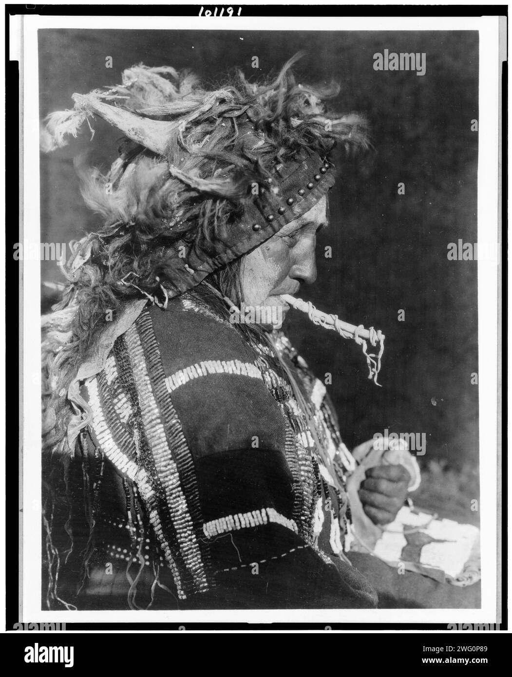 Indigenous canadian headdress Cut Out Stock Images & Pictures - Alamy