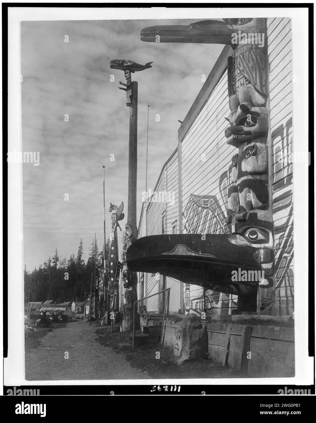 Alert bay totem pole Black and White Stock Photos & Images - Alamy