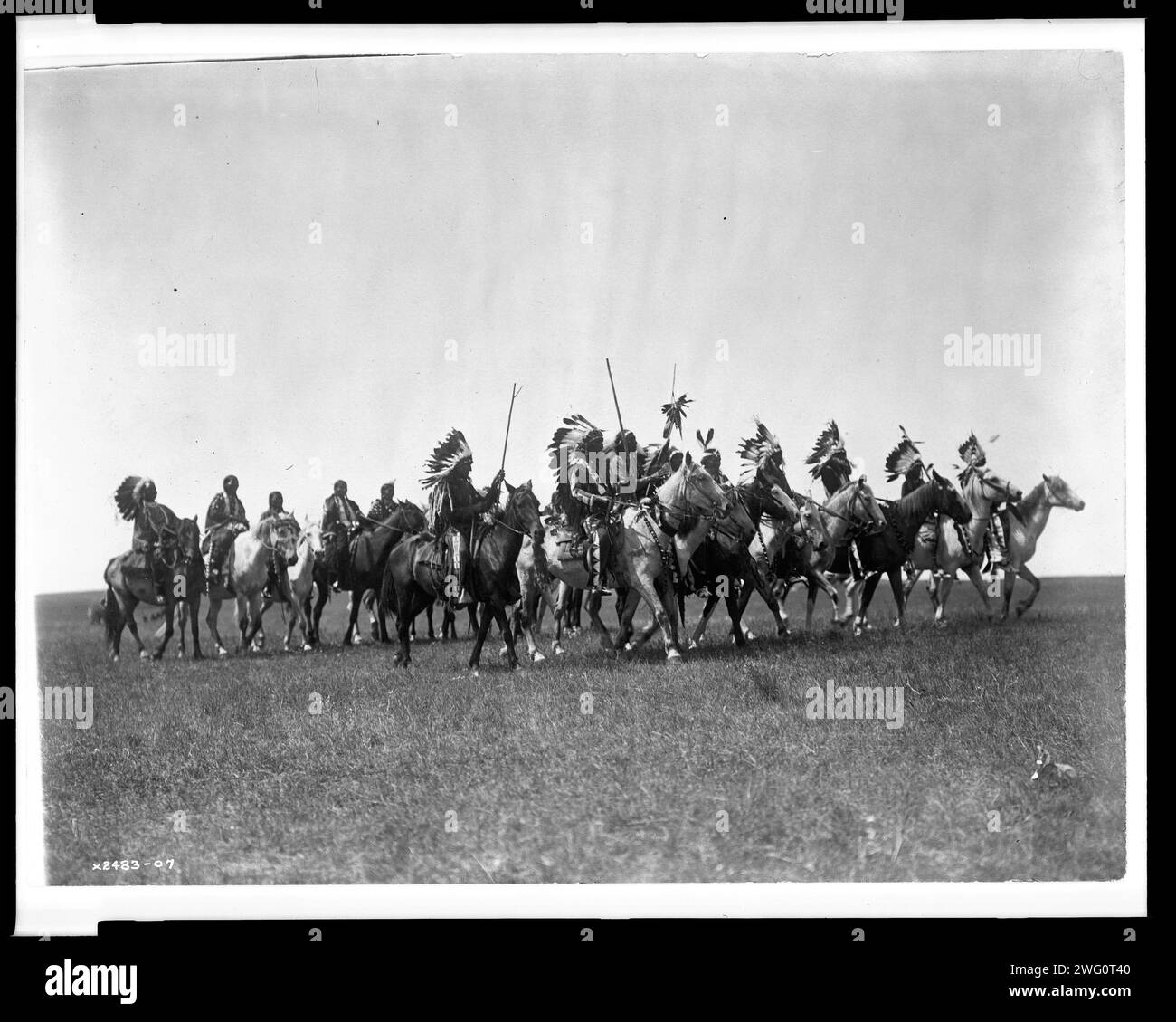 Sioux indians in traditional dress hi-res stock photography and images ...