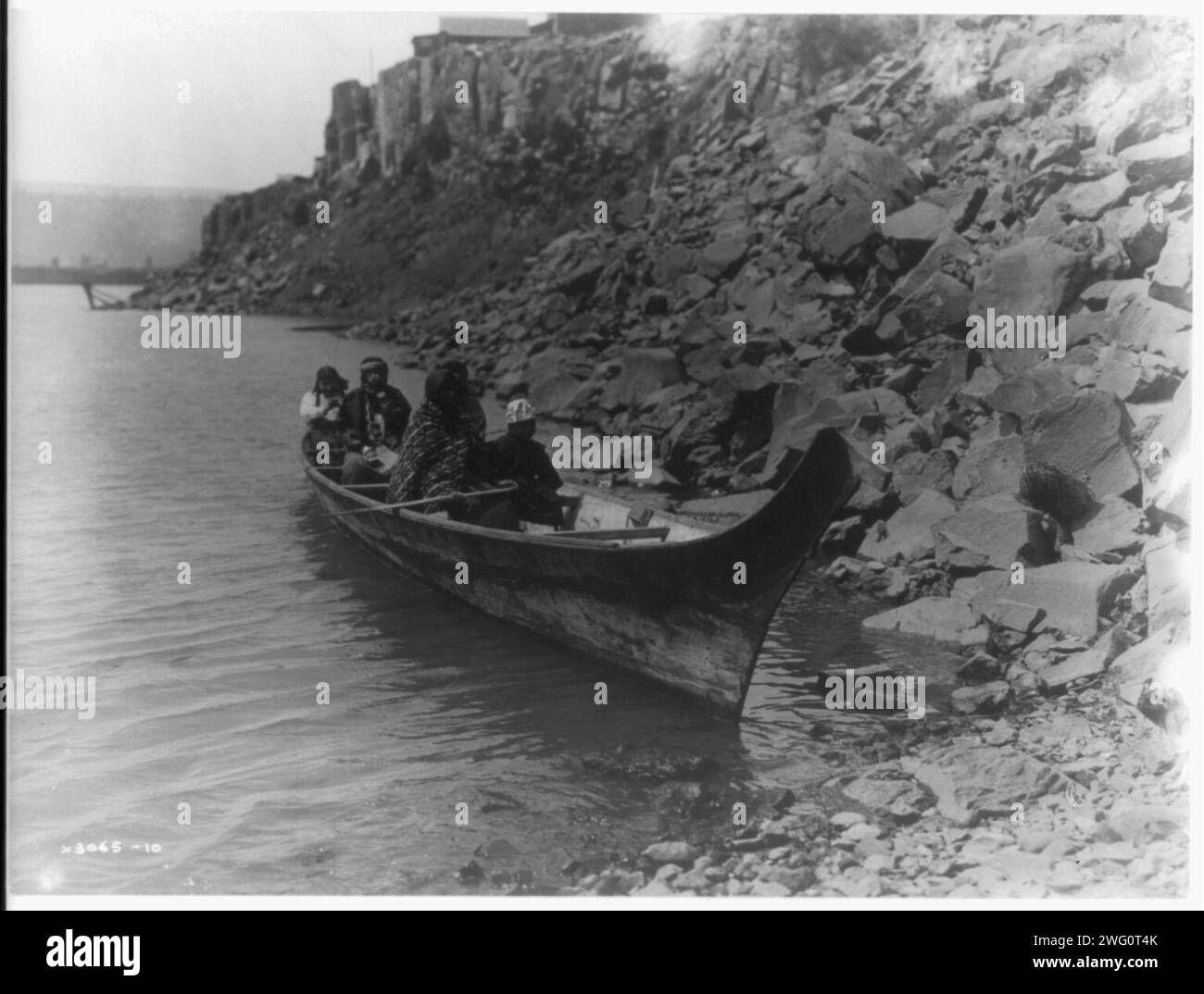 Chinook canoe hi-res stock photography and images - Alamy