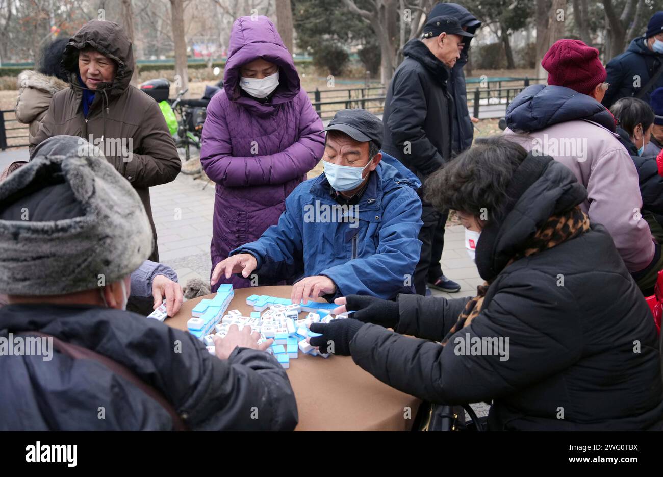 People play mahjong outside as temperature drops below zero in Beijing ...