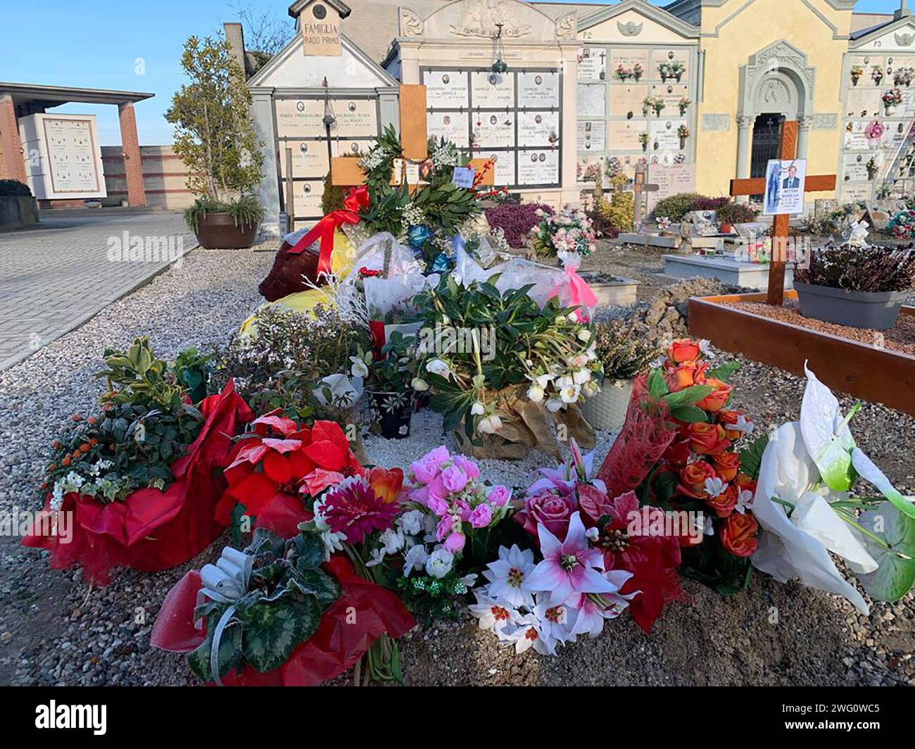 News - Wreath-laying ceremony at the Giulia Cecchettin tombstone for ...