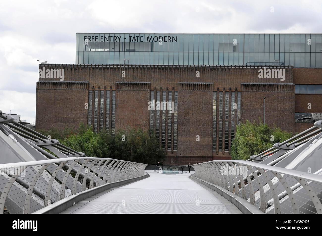 Tate modern bridge architecture hi-res stock photography and images - Alamy