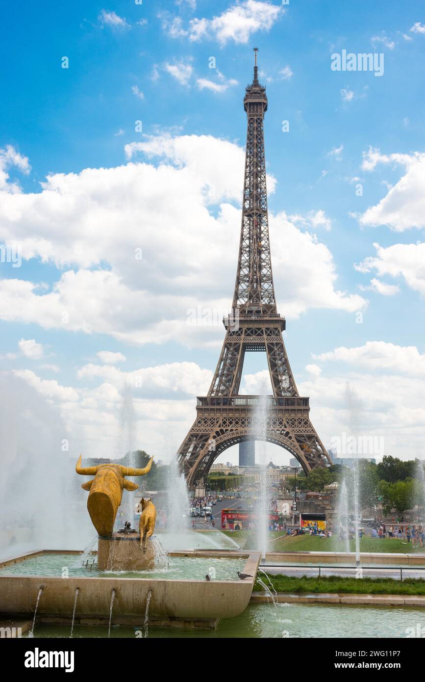 Eiffel Tower, Tour Eiffel, behind a fountain with sculpture, statue ...
