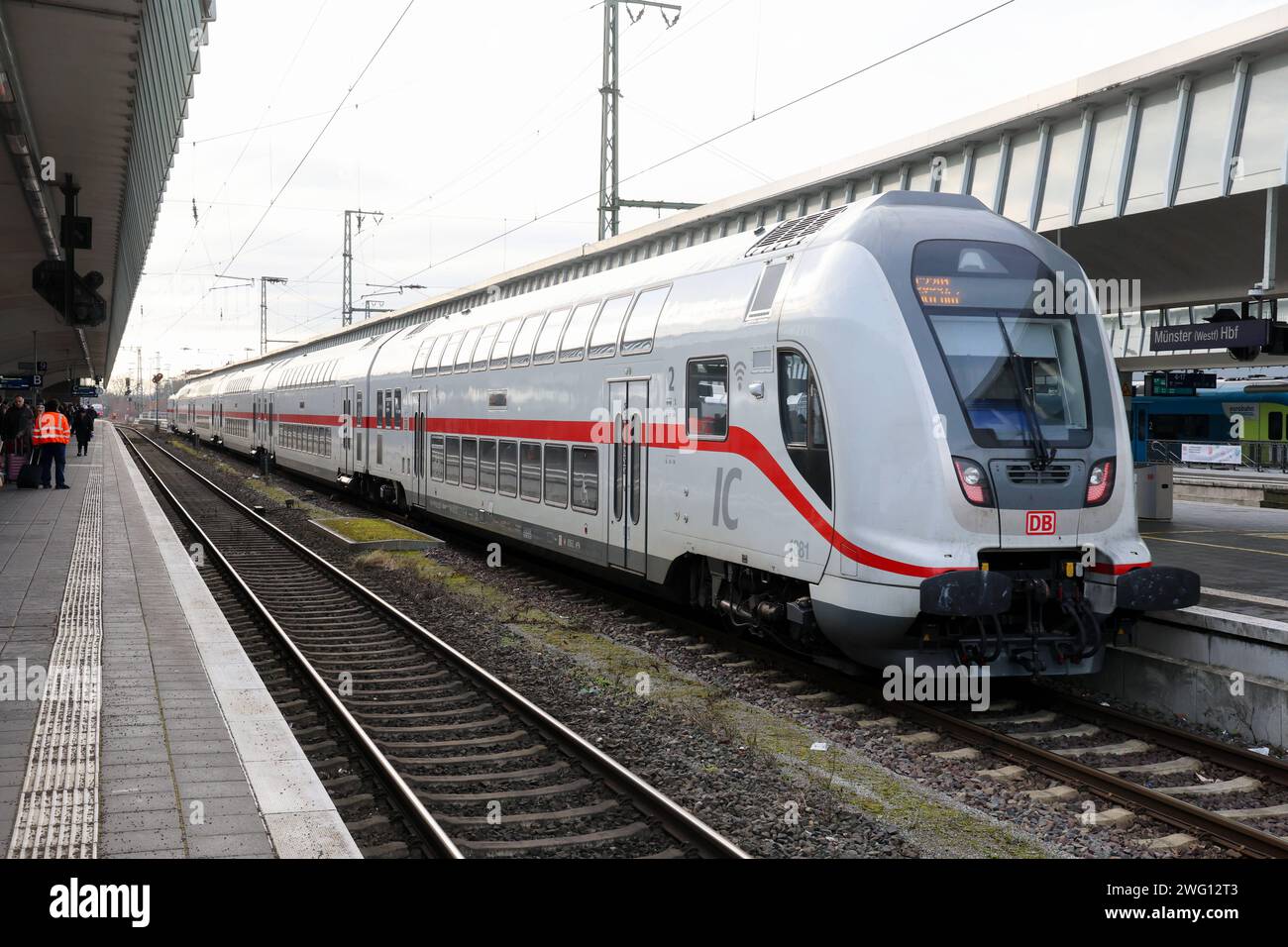 Eisenbahnverkehr am Münster Hauptbahnhof. Intercity Zug IC2 ...