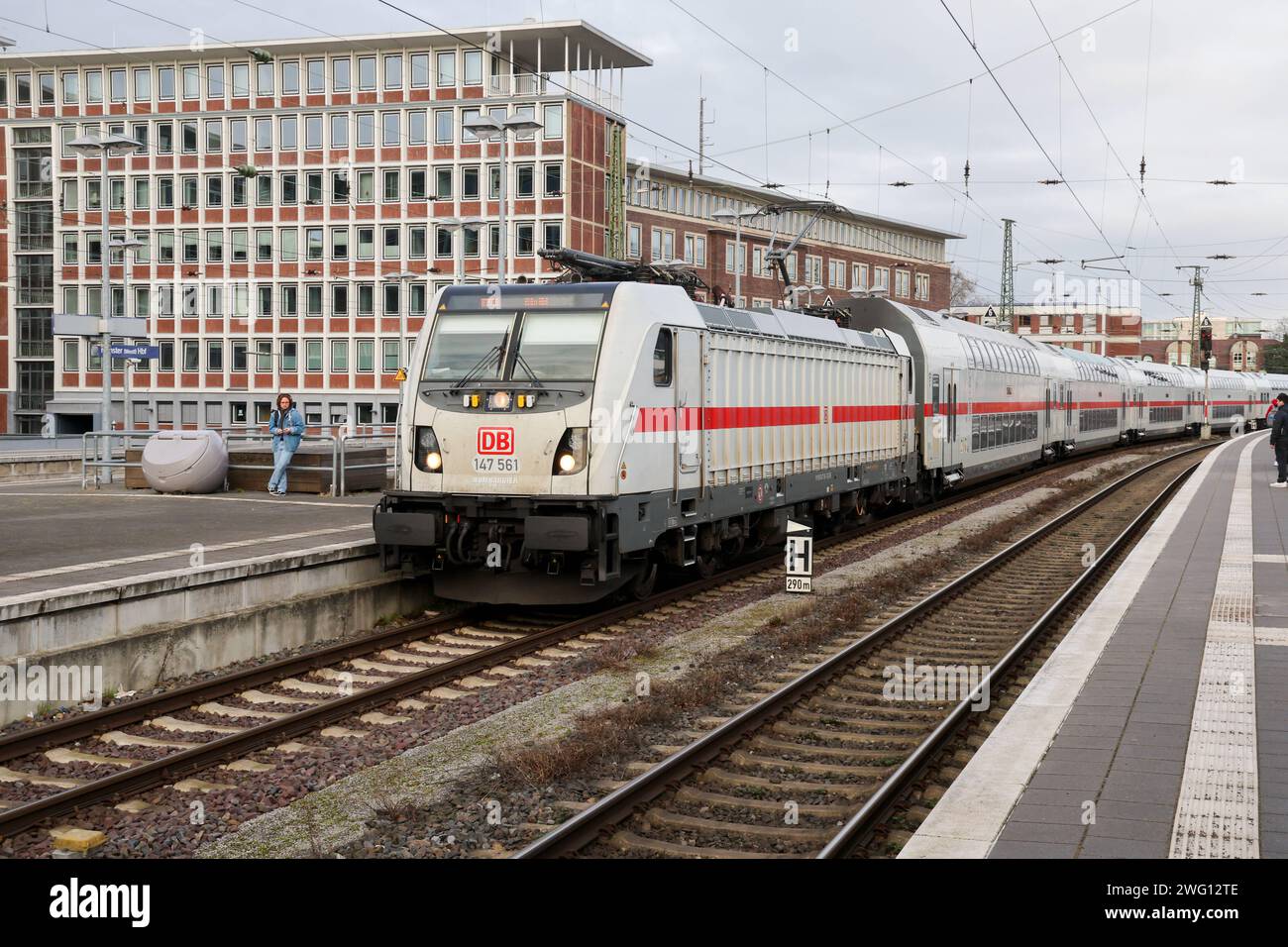 Eisenbahnverkehr am Münster Hauptbahnhof. Intercity Zug IC2 ...