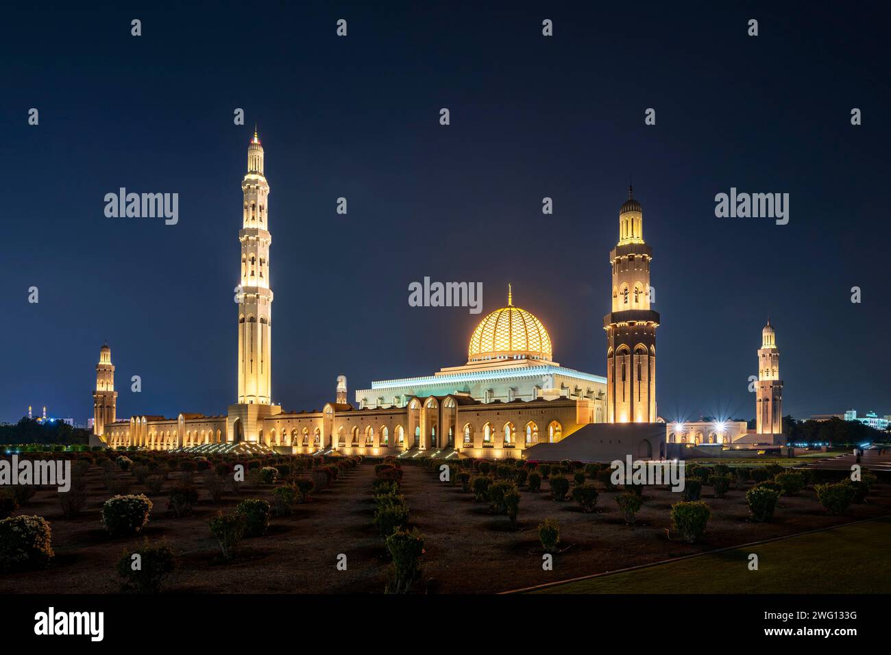 Sultan Qaboos Grand Mosque, night shot with lighting, Muscat, Oman ...