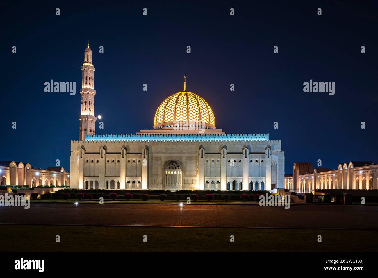 Sultan Qaboos Grand Mosque, night shot with lighting, Muscat, Oman ...