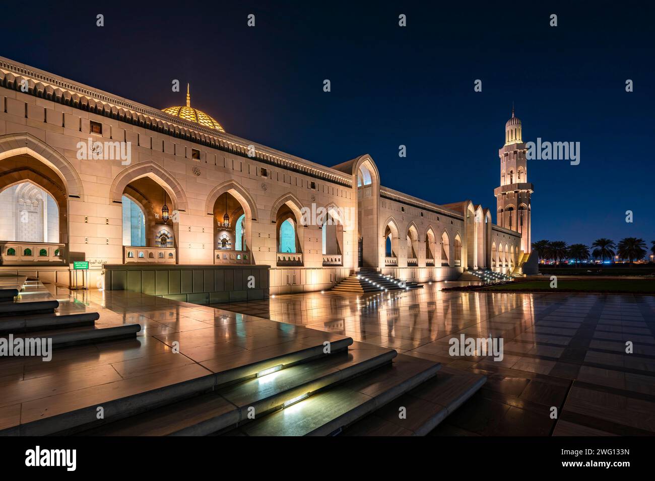 Sultan Qaboos Grand Mosque, night shot with lighting, Muscat, Oman ...