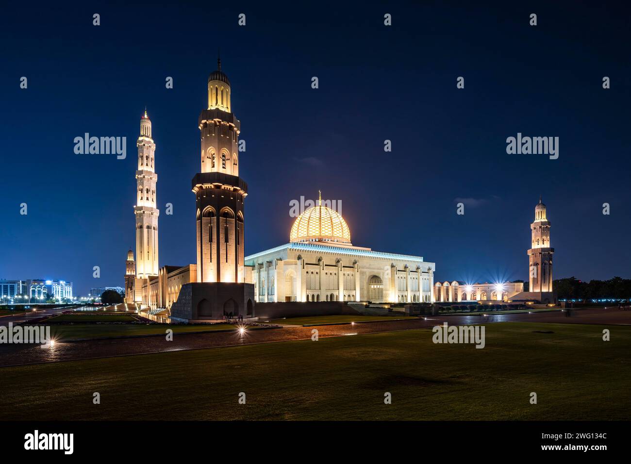 Sultan Qaboos Grand Mosque, night shot with lighting, Muscat, Oman ...